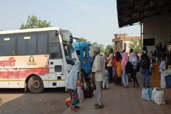 भंडारा बसस्थानकावर संतापलेल्या प्रवाशांचा चक्काजाम Bhandara bus stand ...