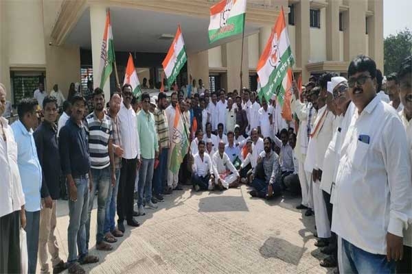 काँग्रेस कार्यकर्त्यांचा तहसीलदारांना घेराव Congress workers - Tarun ...