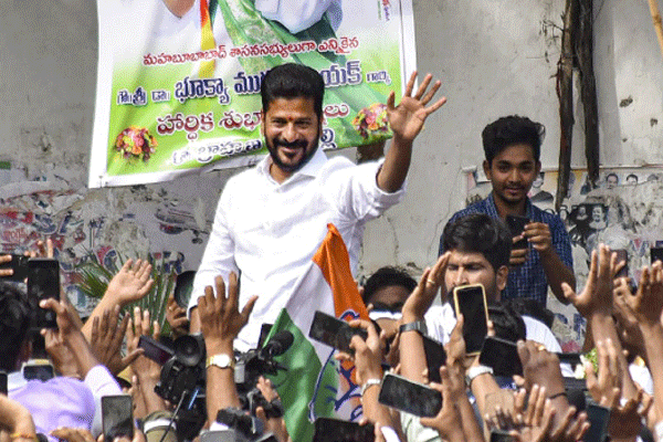 रेवंत रेड्डी यांच्या समर्थकांची हैदराबादमध्ये निदर्शने Revanth Reddy ...