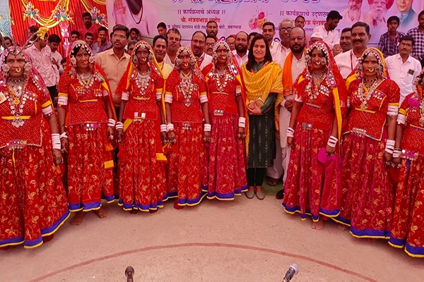 खा. भावना गवळी यांनी गावात जाऊन समस्यांचा केला निपटारा (Bhavna Gawli ...