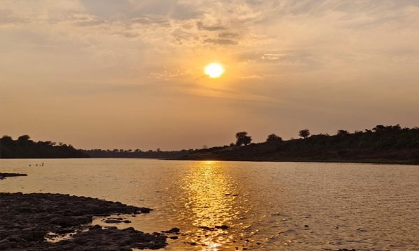 तापी नदीच्या पात्रात सूर्याचे मनमोहक प्रतिबिंब Tapi River - Tarun ...