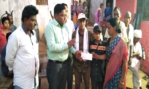 Cheque distribution - Tarun Bharat Nagpur