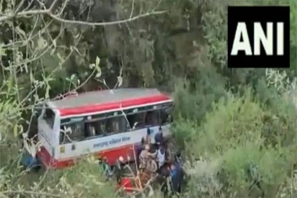 मसुरीमध्ये भीषण अपघात,18 प्रवासी जखमी! accident in Mussoorie - Tarun ...