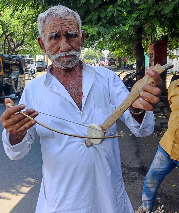 sarangi vadan शास्त्र आणि संगीत विद्येला महत्त्व - Tarun Bharat Nagpur