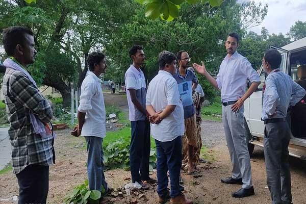 Gadchiroli CEO Visit नागरिकांचे समाधान केले - Tarun Bharat Nagpur