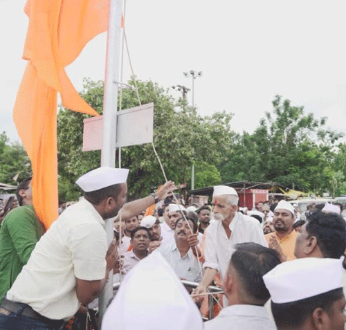 Bhide Guruji : भिडे गुरुजींच्या हस्ते हिंदवी स्वराज्य ध्वजस्तंभ स्थापन ...