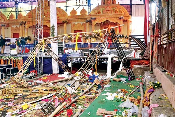 Kalkaji Mandir Vyaspith : व्यासपीठ कोसळल्याने 1 ठार, 17 जखमी - Tarun ...