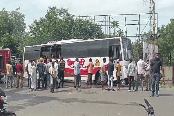 टायर फुटल्याने शिवशाही Shivshahi Bus Fire - Tarun Bharat Nagpur