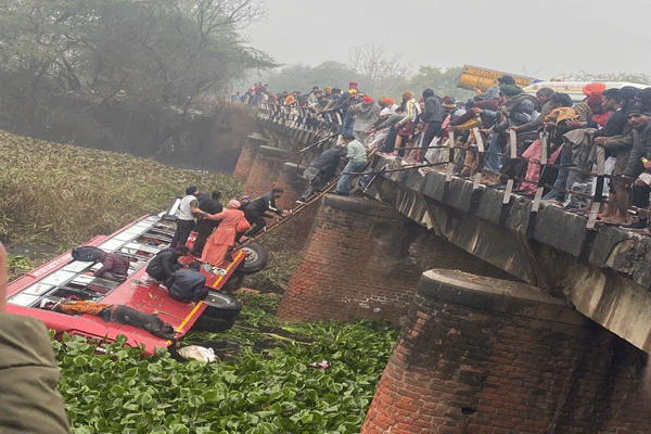 VIDEO: प्रवाशांनी भरलेली Bathinda bus accident - Tarun Bharat Nagpur