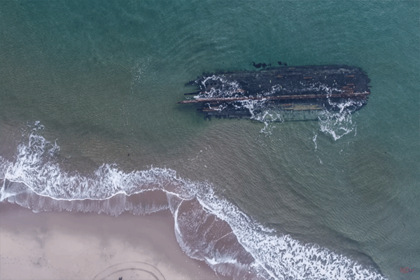 समुद्र किनाऱ्यावर हे रहस्यमयWreck of an old ship - Tarun Bharat Nagpur