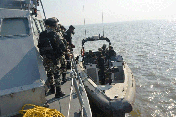 अबब...पॅराशू Marcos Navy soldier falls into sea - Tarun Bharat Nagpur